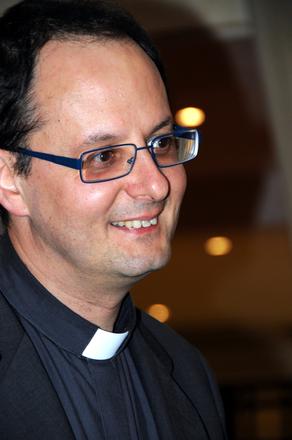 Don Ivan “fotografa” i giornalisti - Vita Trentina